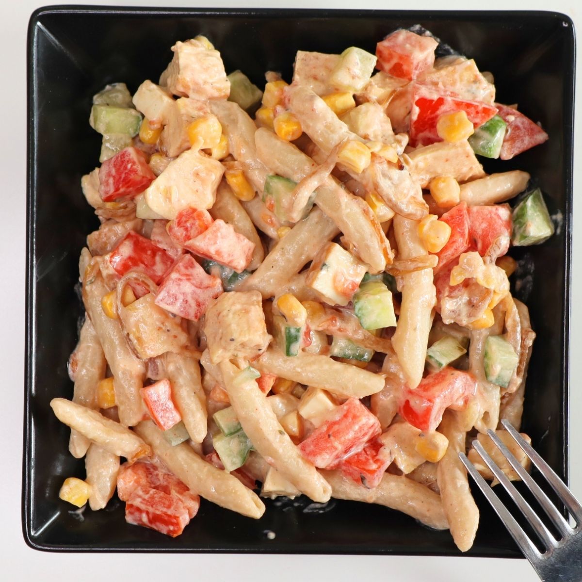 Hladna salata od piletine i tjestenine s karameliziranim lukom i puno ...